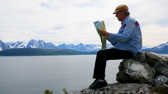 Kartkunstneren Hans Ragnar Mathisen